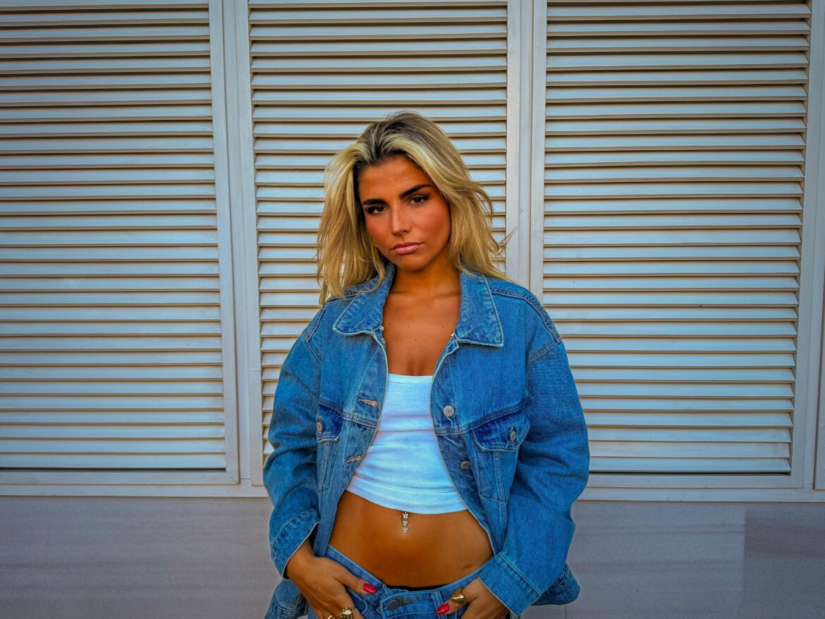 La cantant de Lloret, Carla Frigo torna amb 'Mírame': una oda a l ...