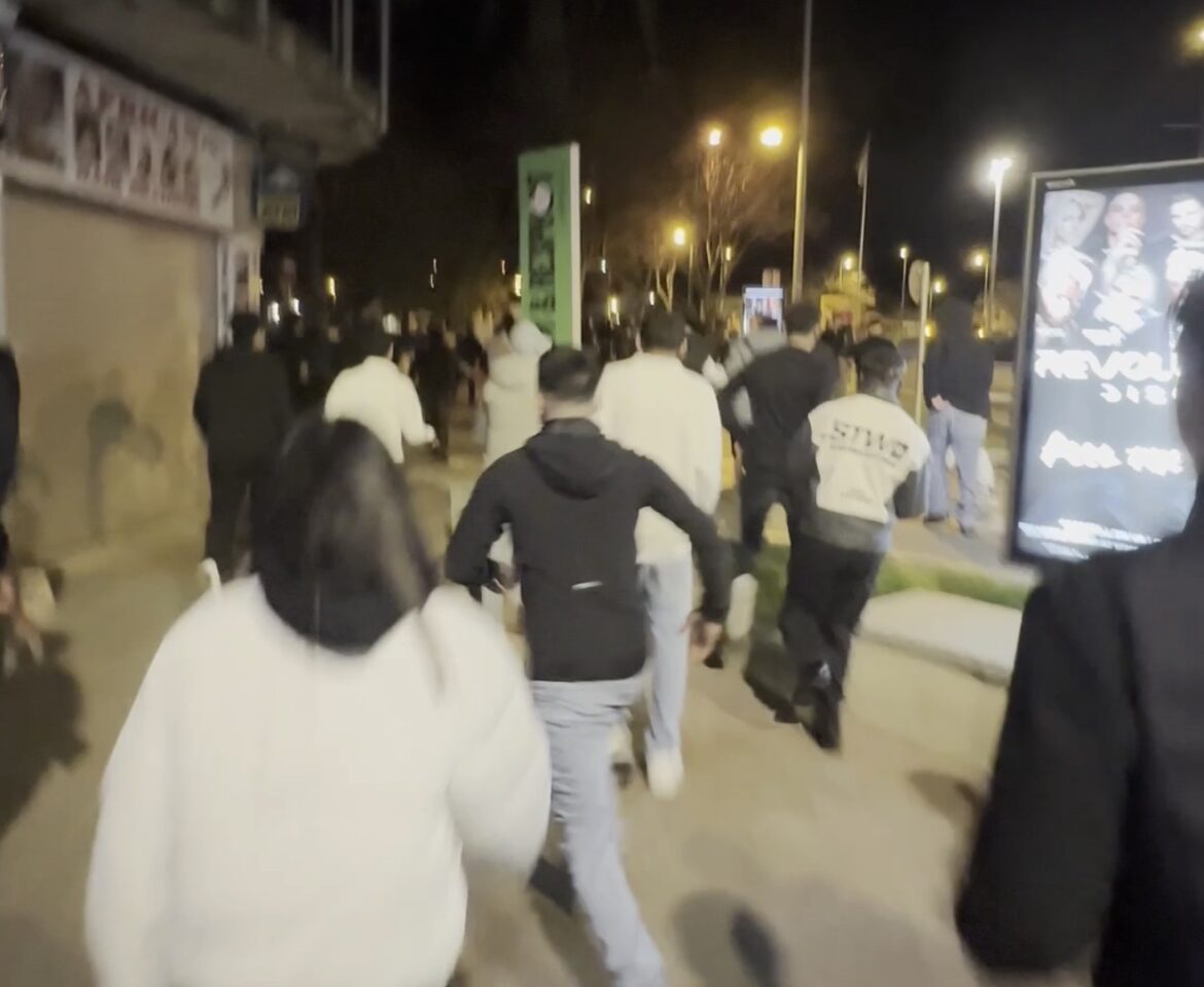 A massive riot in the center of Lloret mobilizes more than 100 people ...